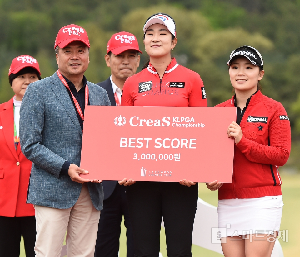 [크리스 F&C KLPGA 챔피언십] 베스트스코어상 시상하는 레이크우드CC 최태영 대표이사[포토]